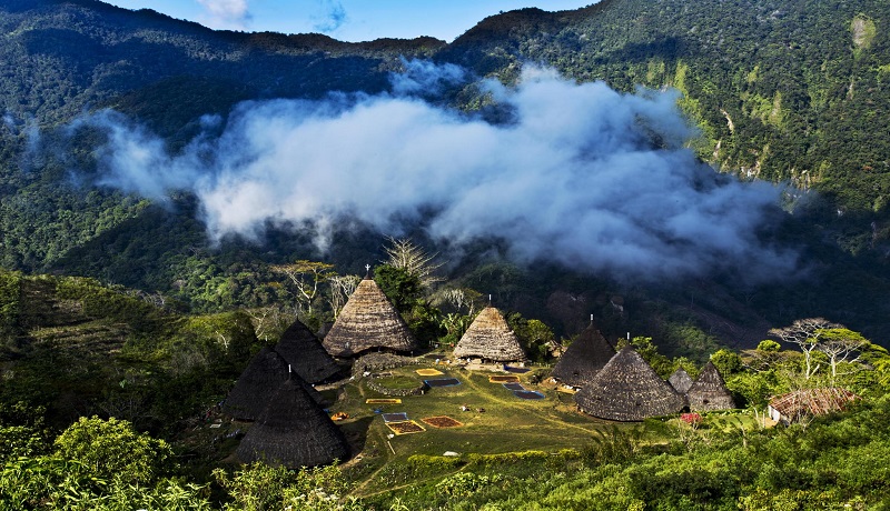 Pesona Kampung Adat Wae Rebo di Atas Awan