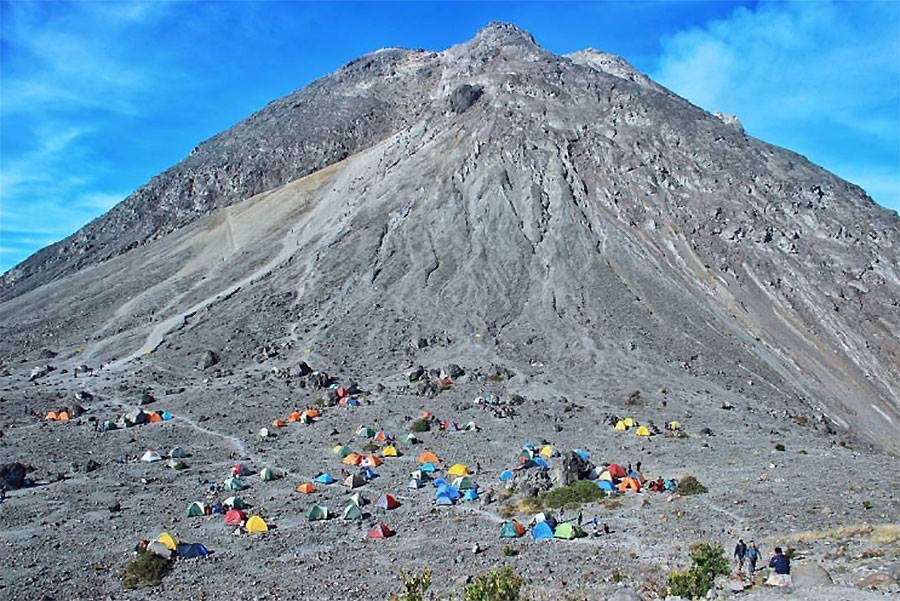 Menggapai Puncak Merapi, Sembari Larut dalam Kemegahannya