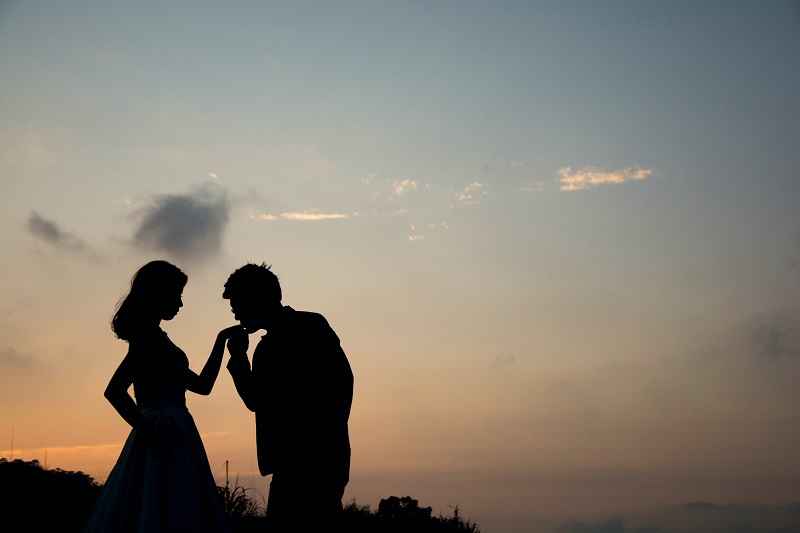 6 Keutamaan Istri Mencium Tangan Suami dalam Rumah