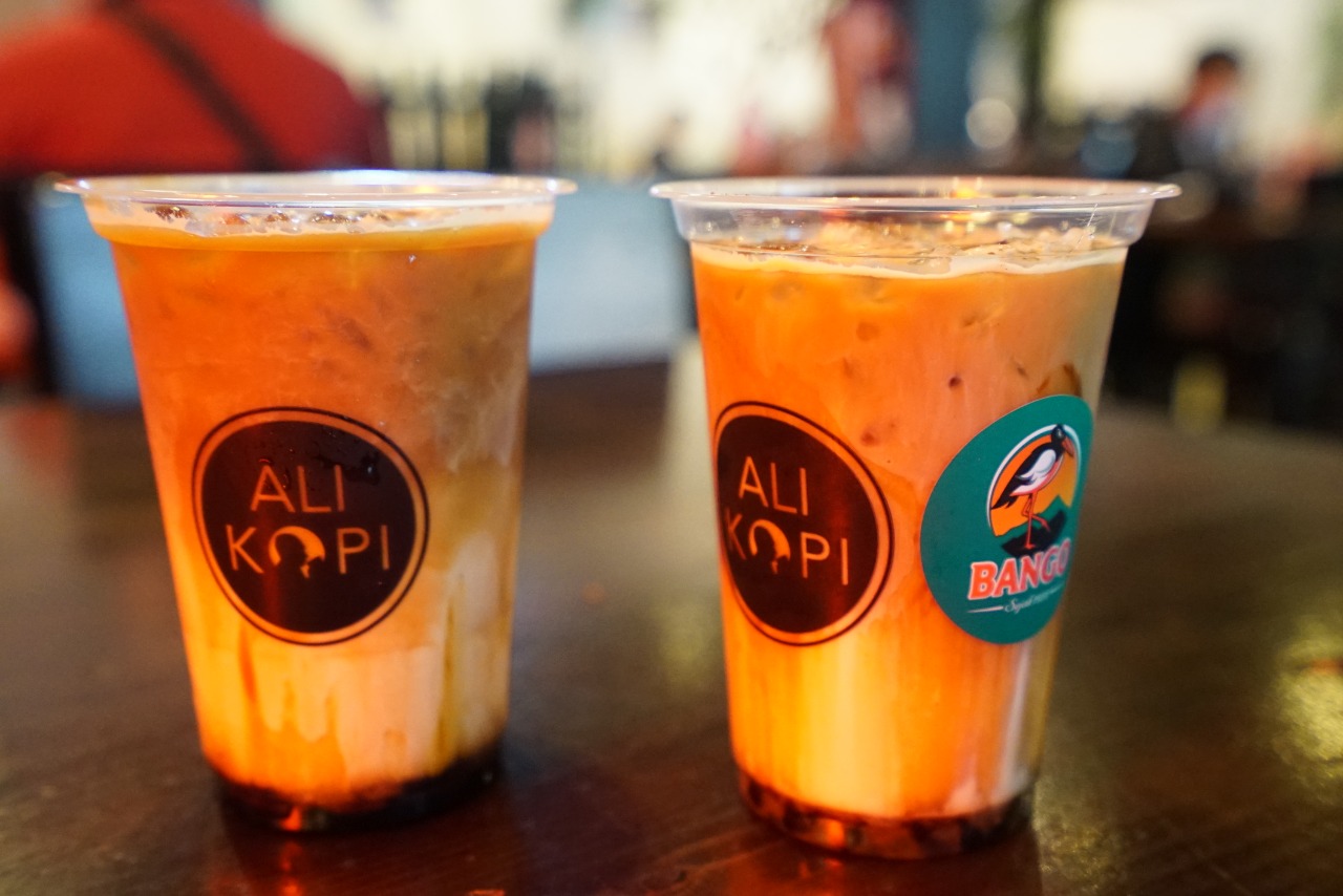 Nongkrong Seru Sambil Seruput Kopi Campur Kecap, Rasanya Mant