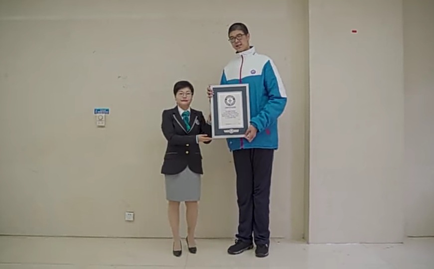 Punya Tinggi Tubuh 2,1 Meter, Remaja China Pecahkan Rekor...